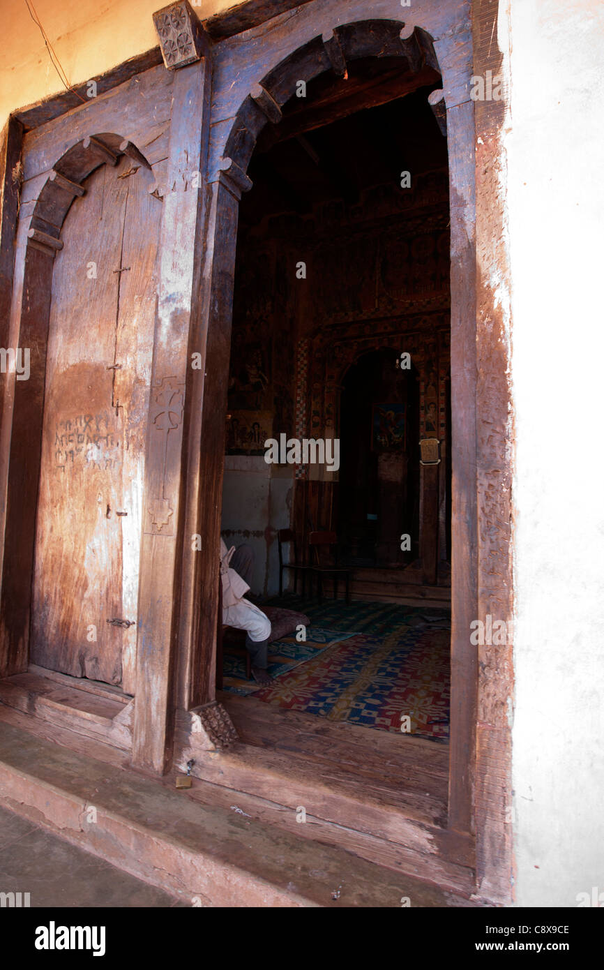 Les portes d'entrée à l'église de rupestres Abraha Atsbeha dans le ...