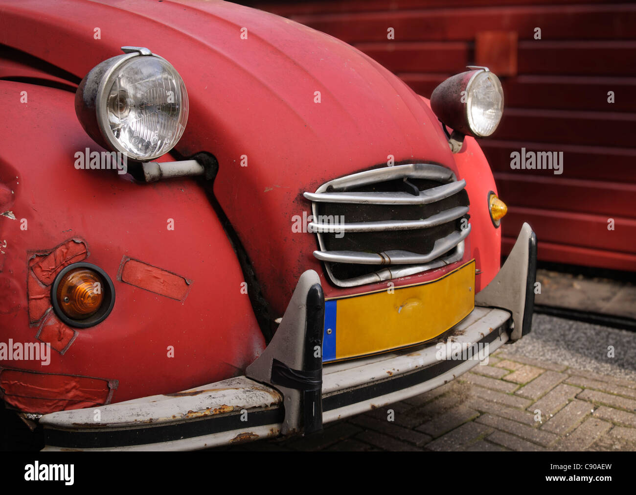 Red 2cv citroen car Banque de photographies et d’images à haute ...