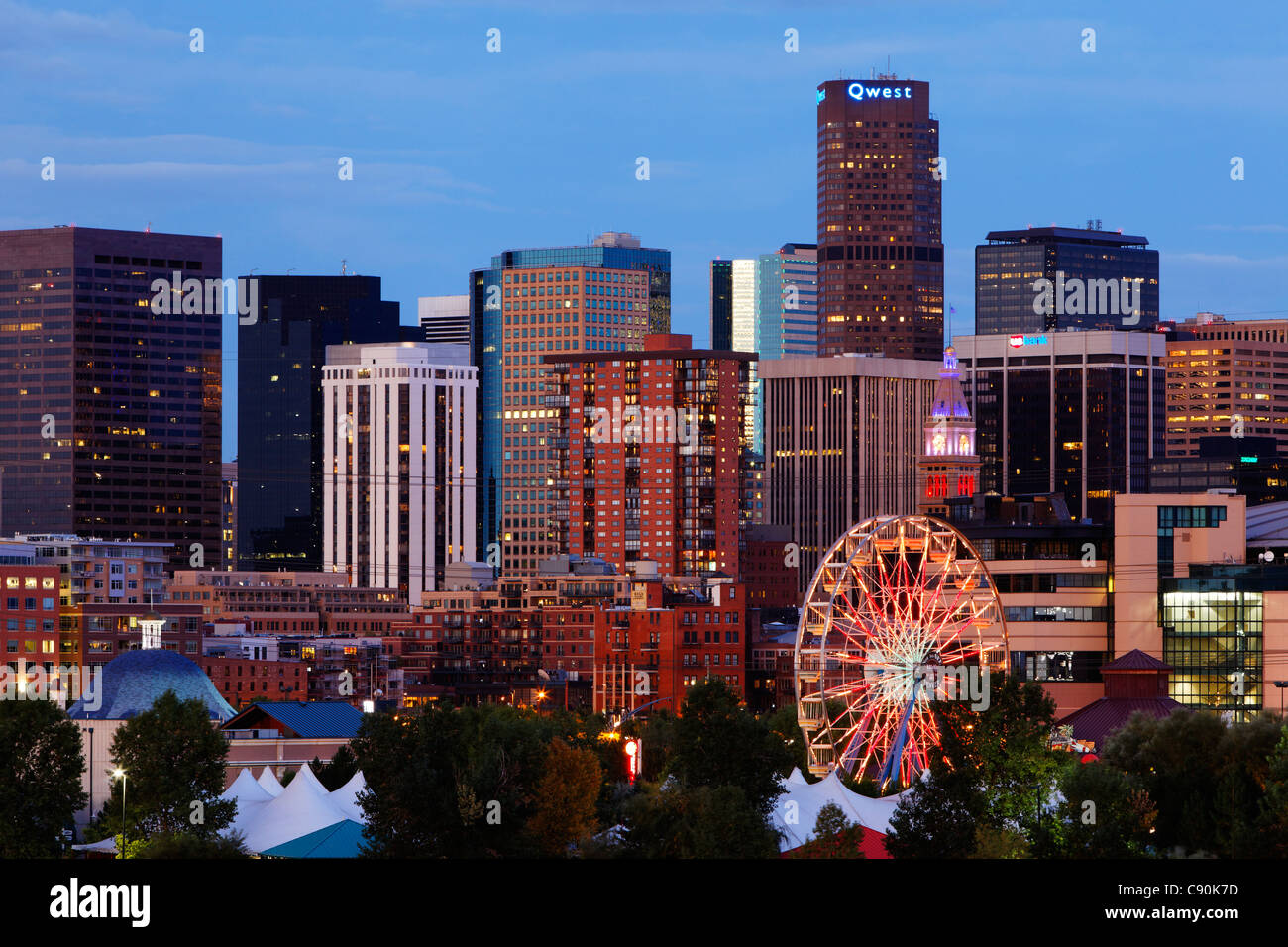 Skyline et le parc d'attractions Elitch garden, Denver, Colorado, USA ...
