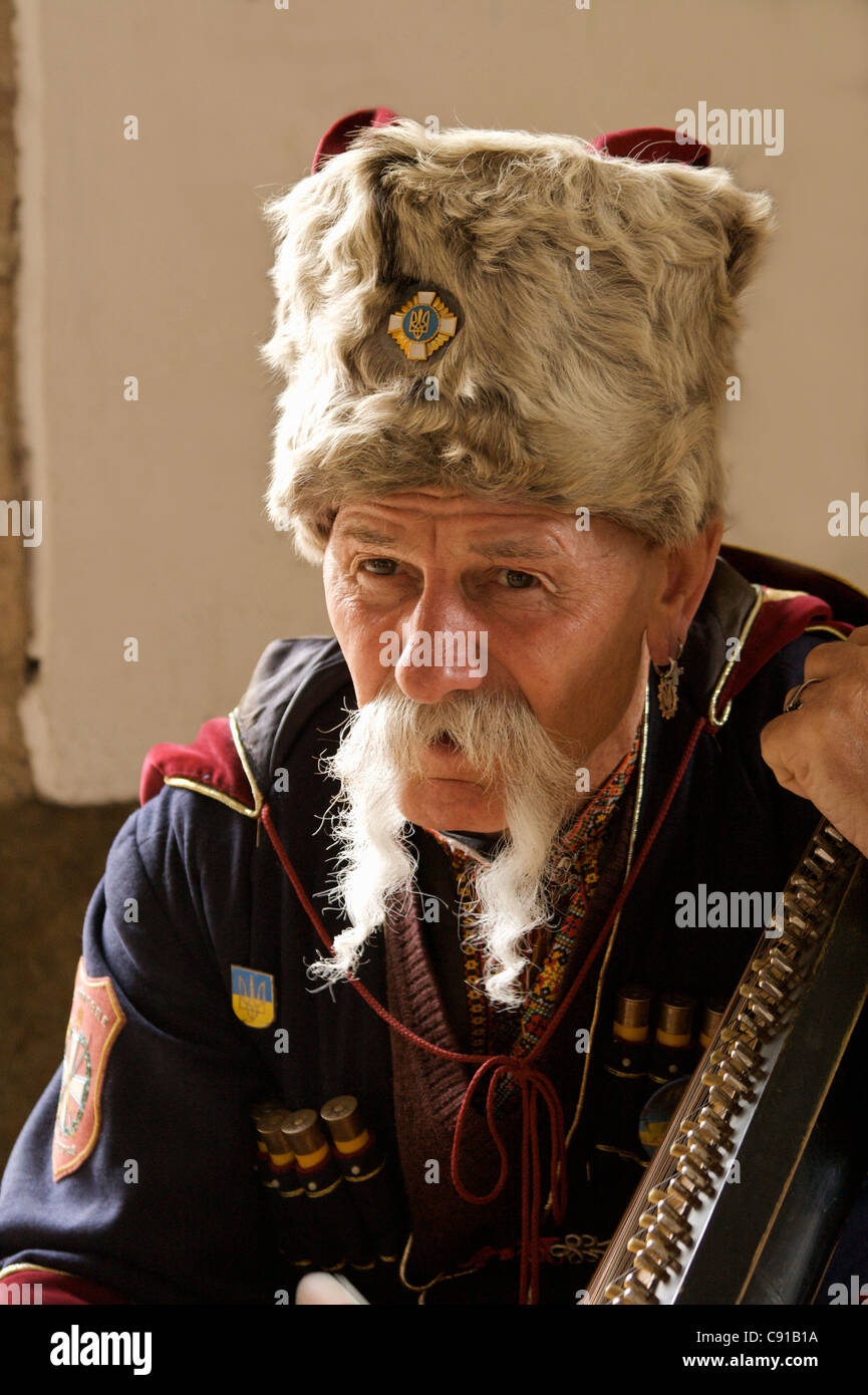 Ancien musicien militaire polonais homme portant costume avec ...