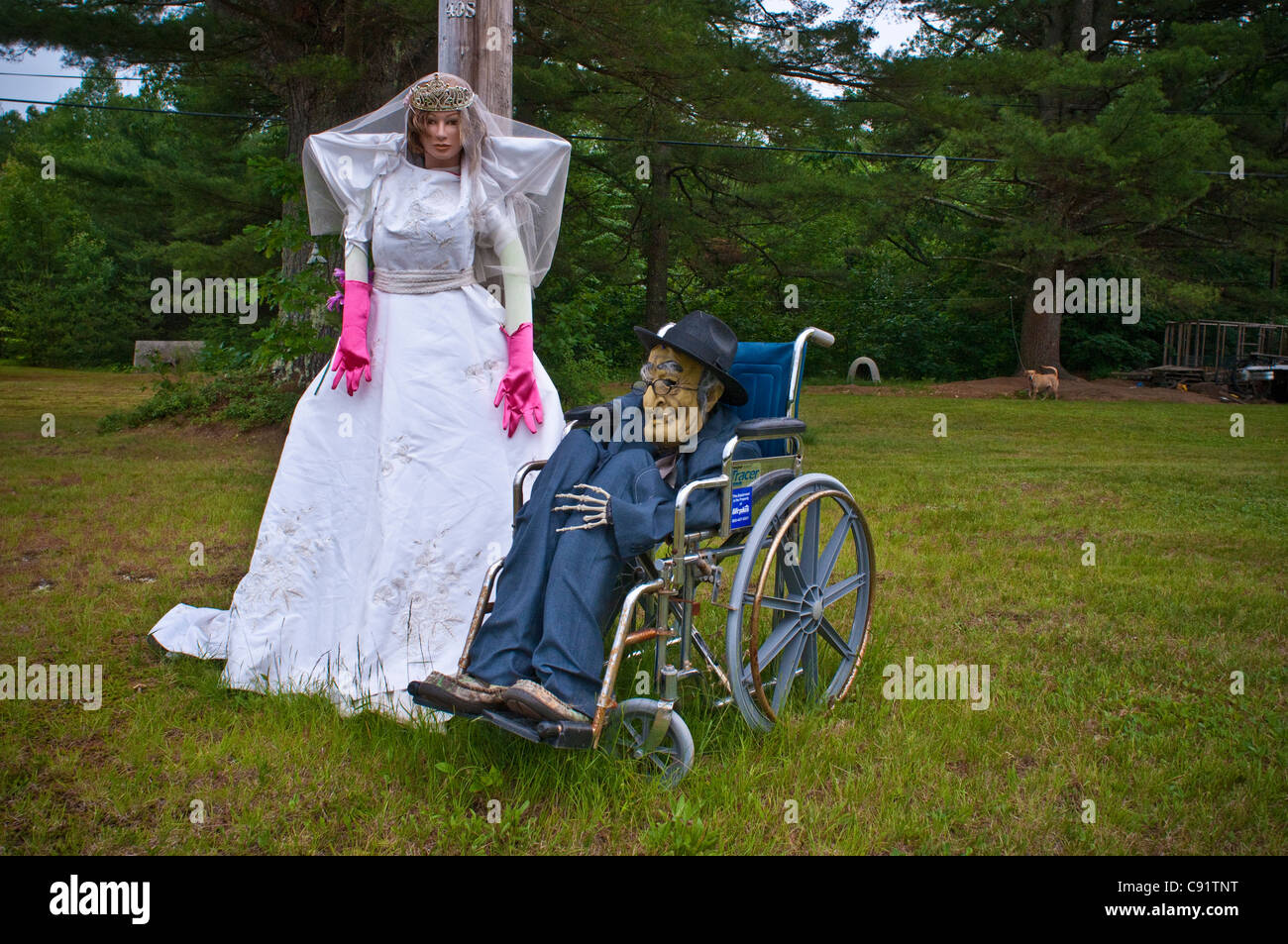 Étrange Halloween Costume mariés couple. Vieil homme grotesque en ...
