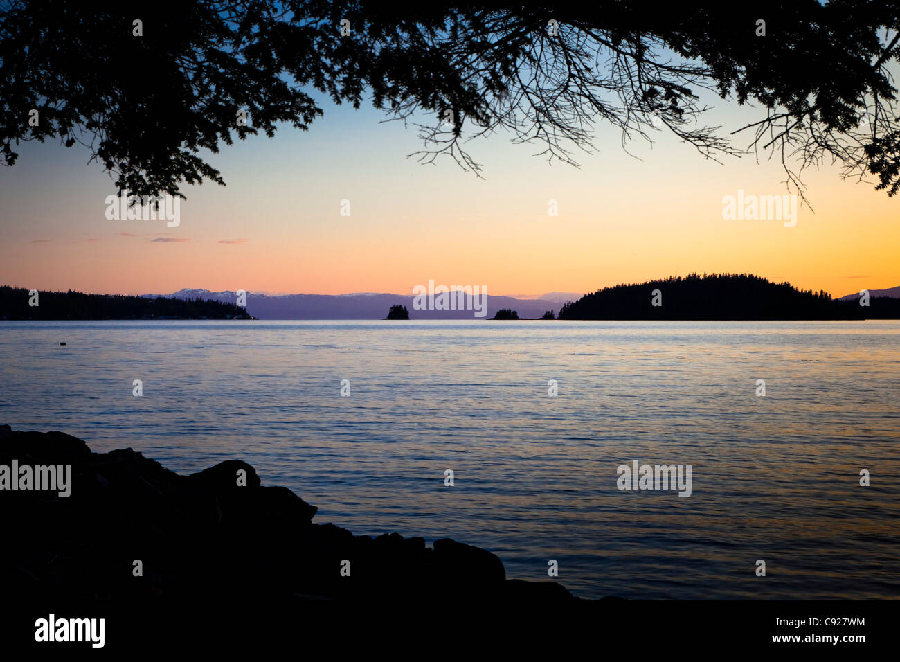 La silhouette de Betton Island au coucher du soleil sur le canal de ...