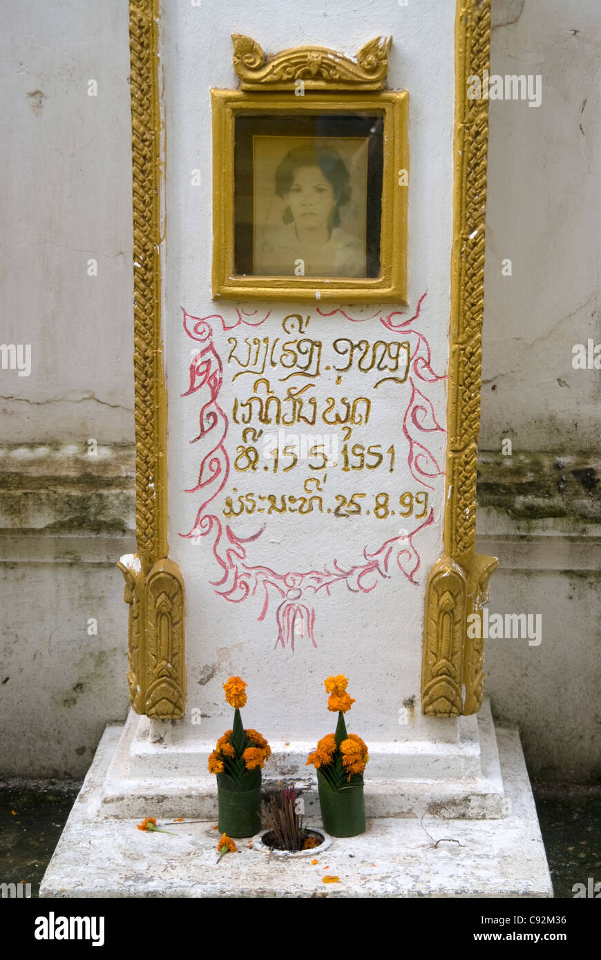 Tombe extérieure avec photo du défunt, Wat Mixay, Vientiane, Lao, Asie ...