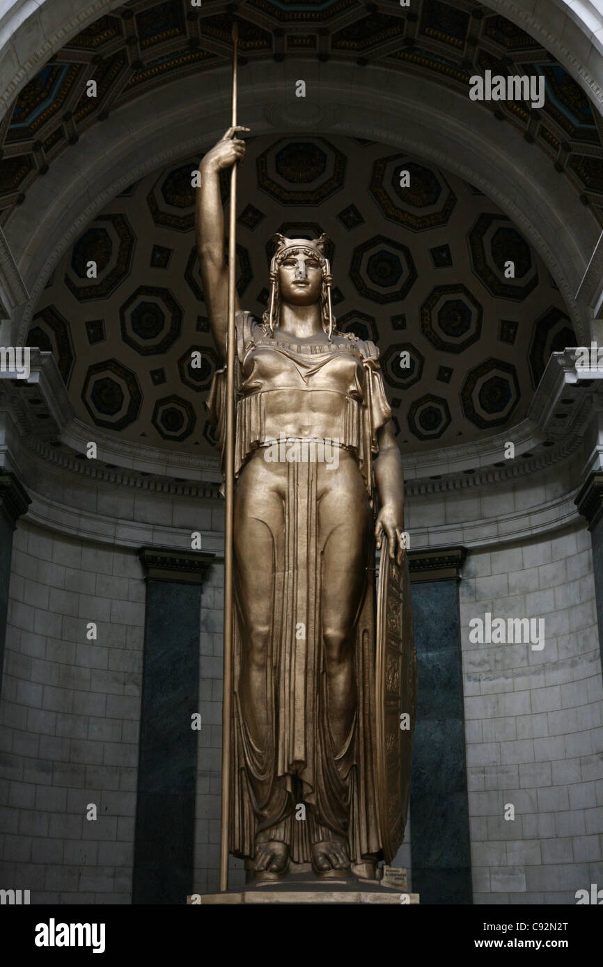 Immense statue de la République par Angelo Zanelli dans le hall ...