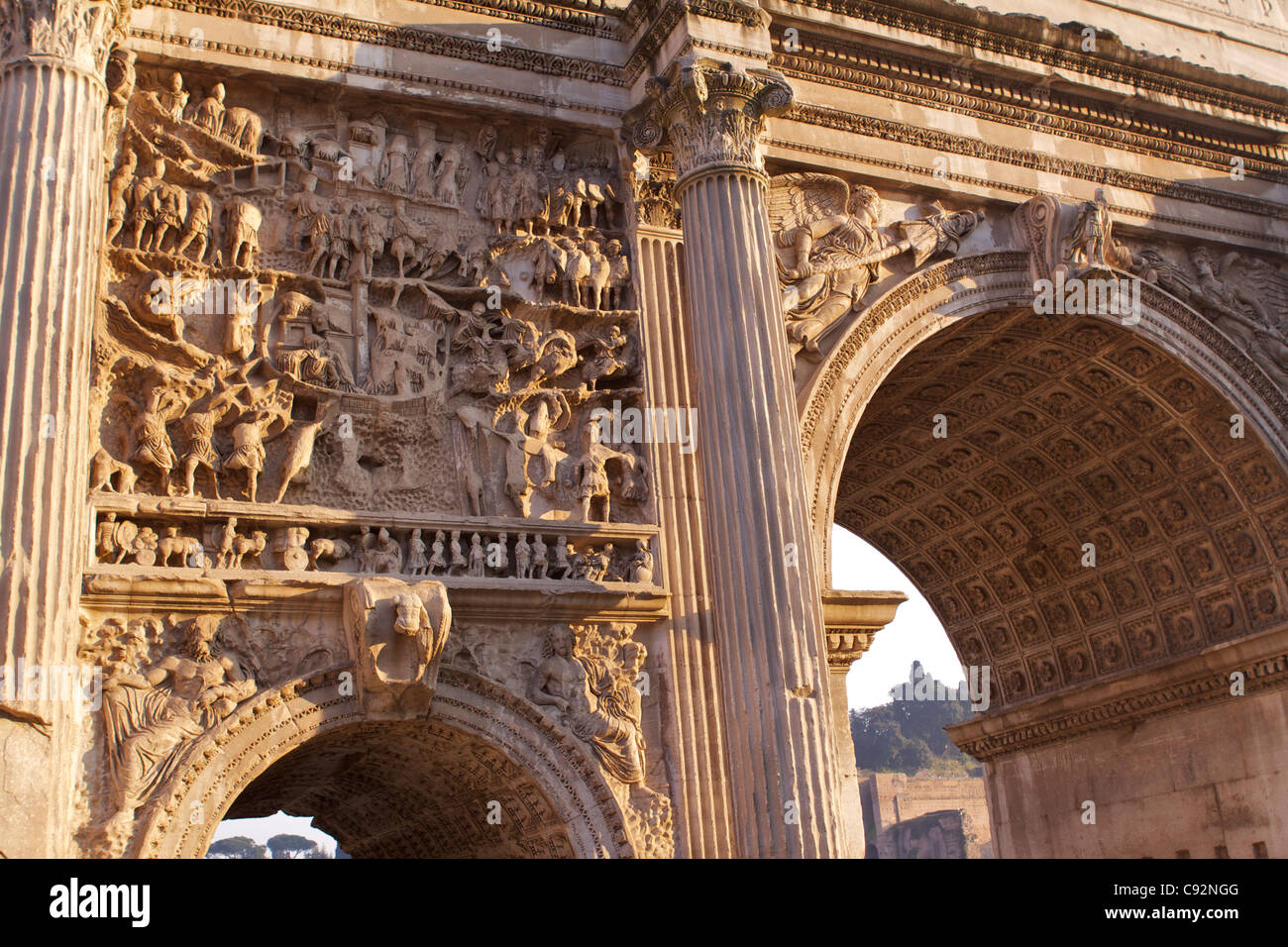 L'Arc de Septime Sévère construit en 203 AD est près de 70 pieds de ...