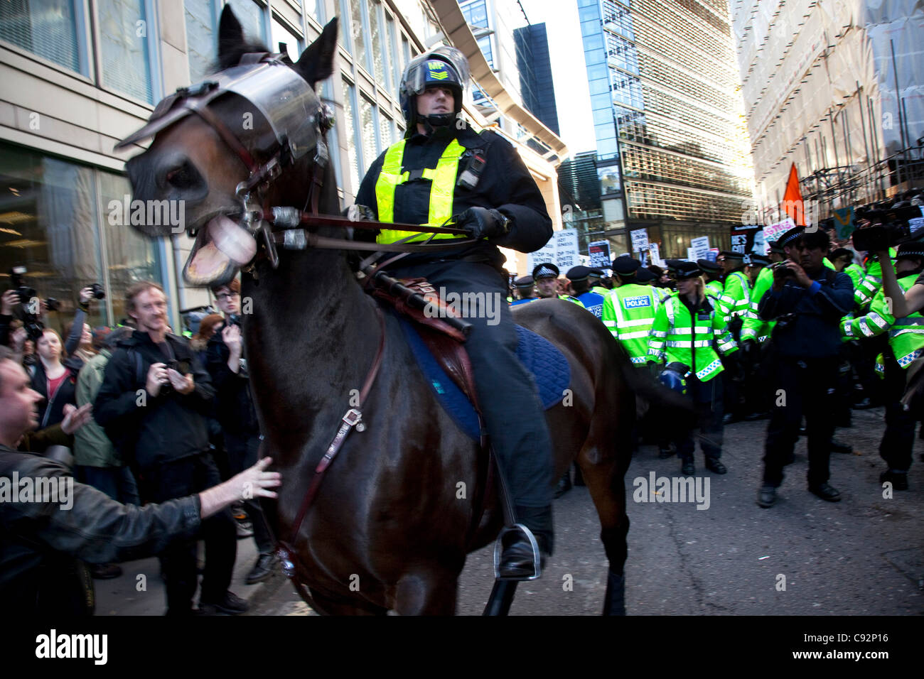 Riot police horses Banque de photographies et d’images à haute ...