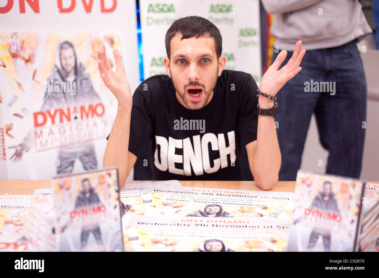 Dynamo répond aux fans d'attente à l'Asda, Spondon, UK sur la sortie de ...