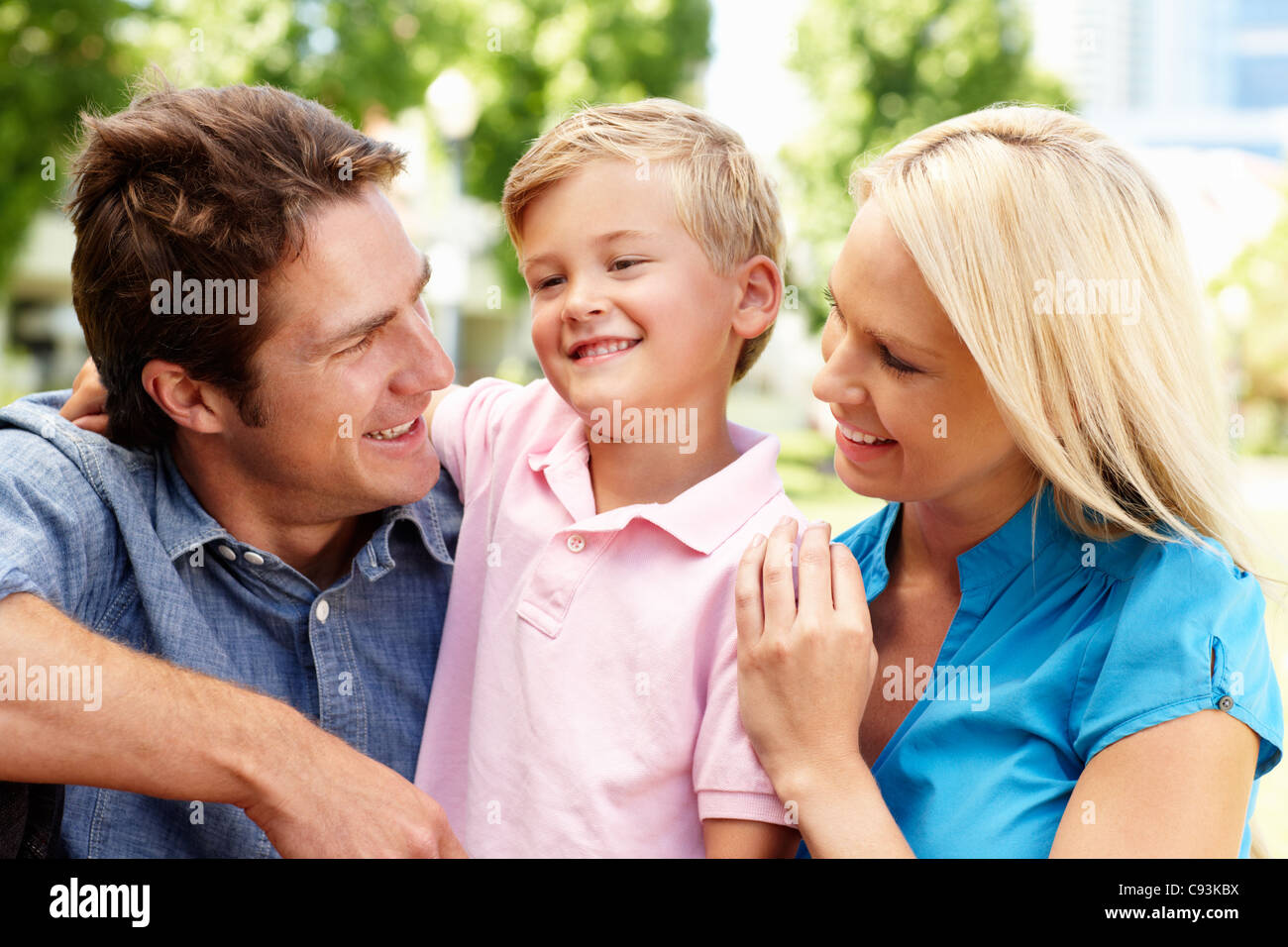 En couple avec jeune fils city park Photo Stock - Alamy