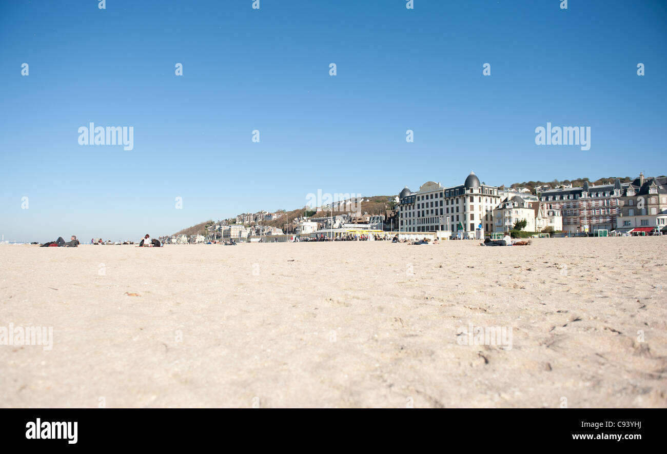 Plage de sable de la station balnéaire de Trouville-sur-Mer à l ...