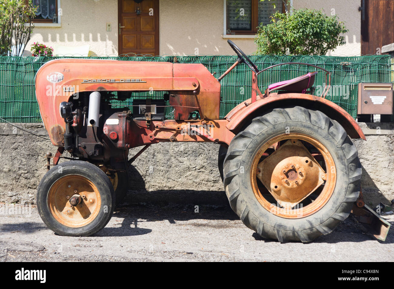 Un 1950 Porsche 111 Tracteur diesel monocylindre stationné à l ...