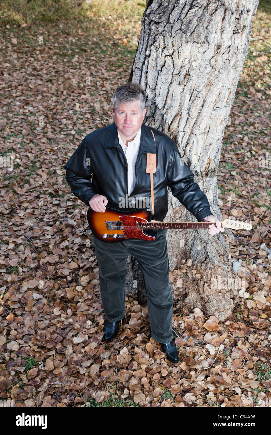 Un musicien pose avec sa guitare électrique Fender 1990 lors d'une ...