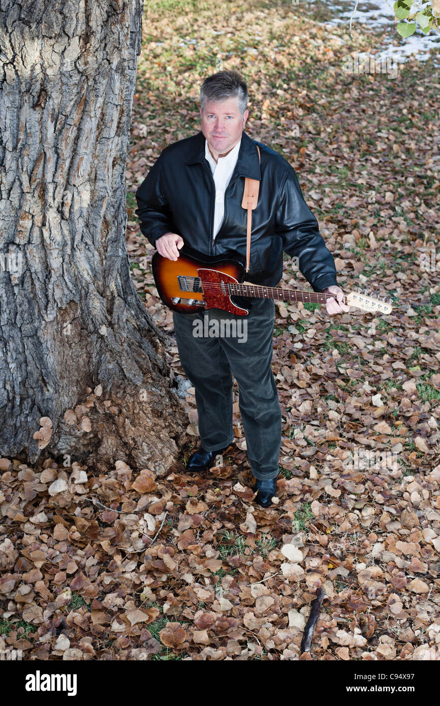 Un musicien pose avec sa guitare électrique Fender 1990 lors d'une ...