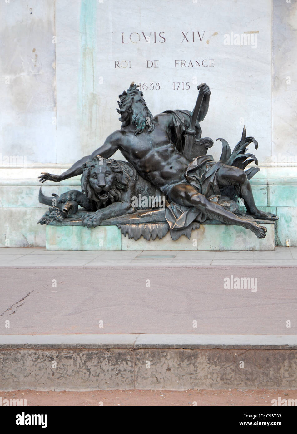 Statue allégorique du rhône sous la statue de Louis XIV le Grand (Roi Soleil) sur la Place ...