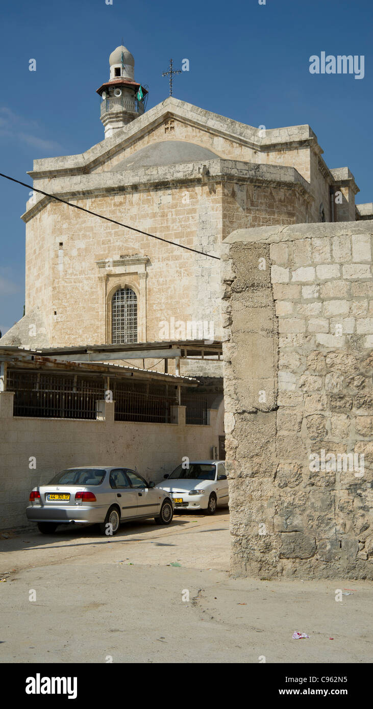 Lod, Lydda, Israël, l'église de St George avec derrière la Mosquée ...