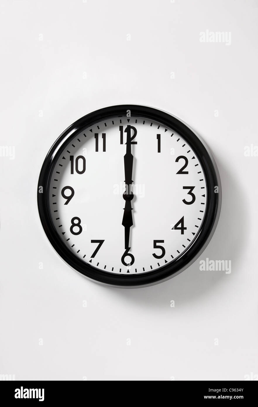 Une horloge murale avec l'heure à 6 heures Photo Stock - Alamy