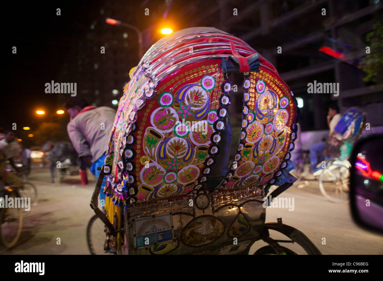 Les pousse-pousse les gens de conduire la nuit à Dhaka Photo Stock - Alamy