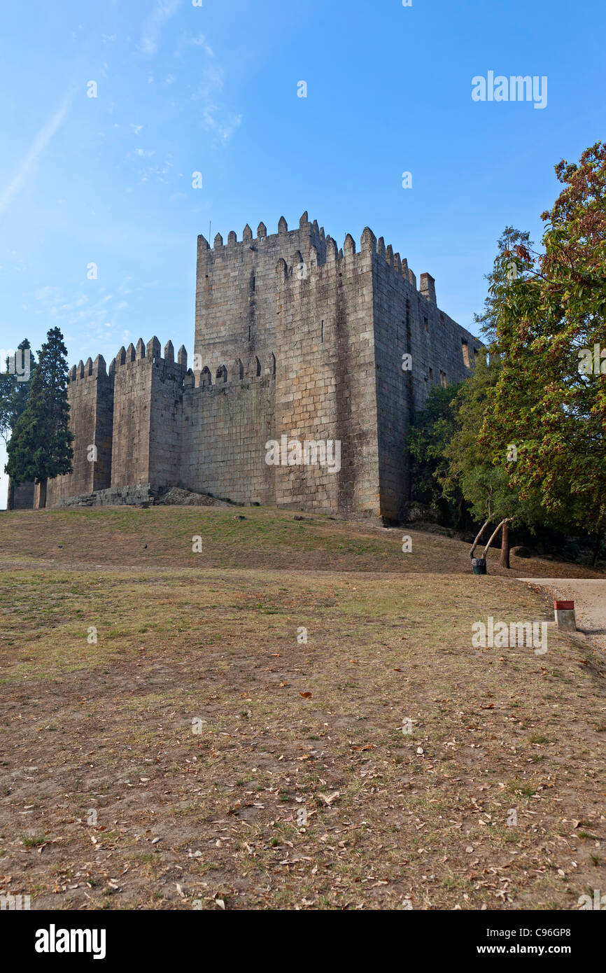 Guimaraes Castle. Ce château est le plus connu au Portugal car il fut ...