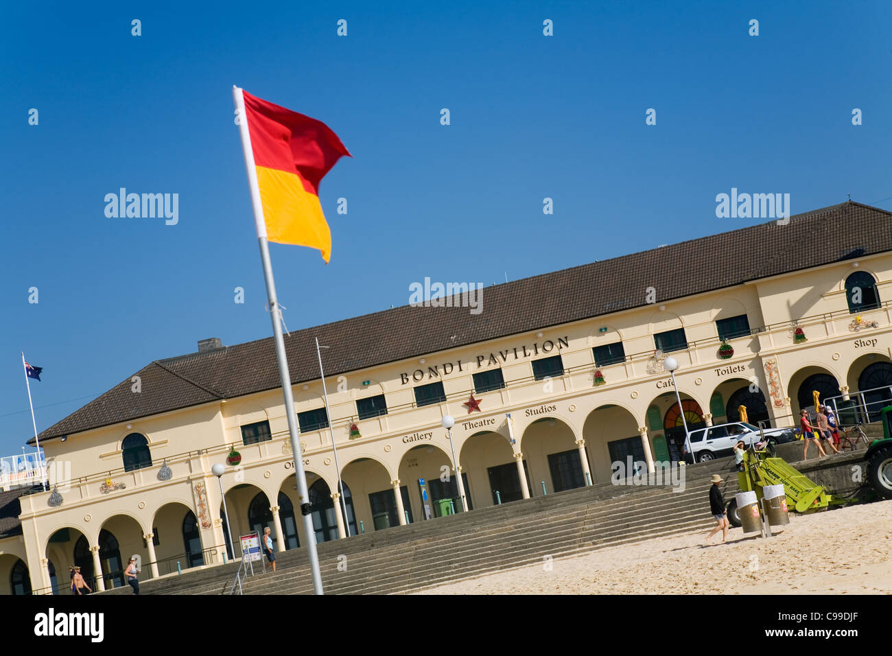 Drapeau rouge et jaune plage Banque de photographies et d’images à ...