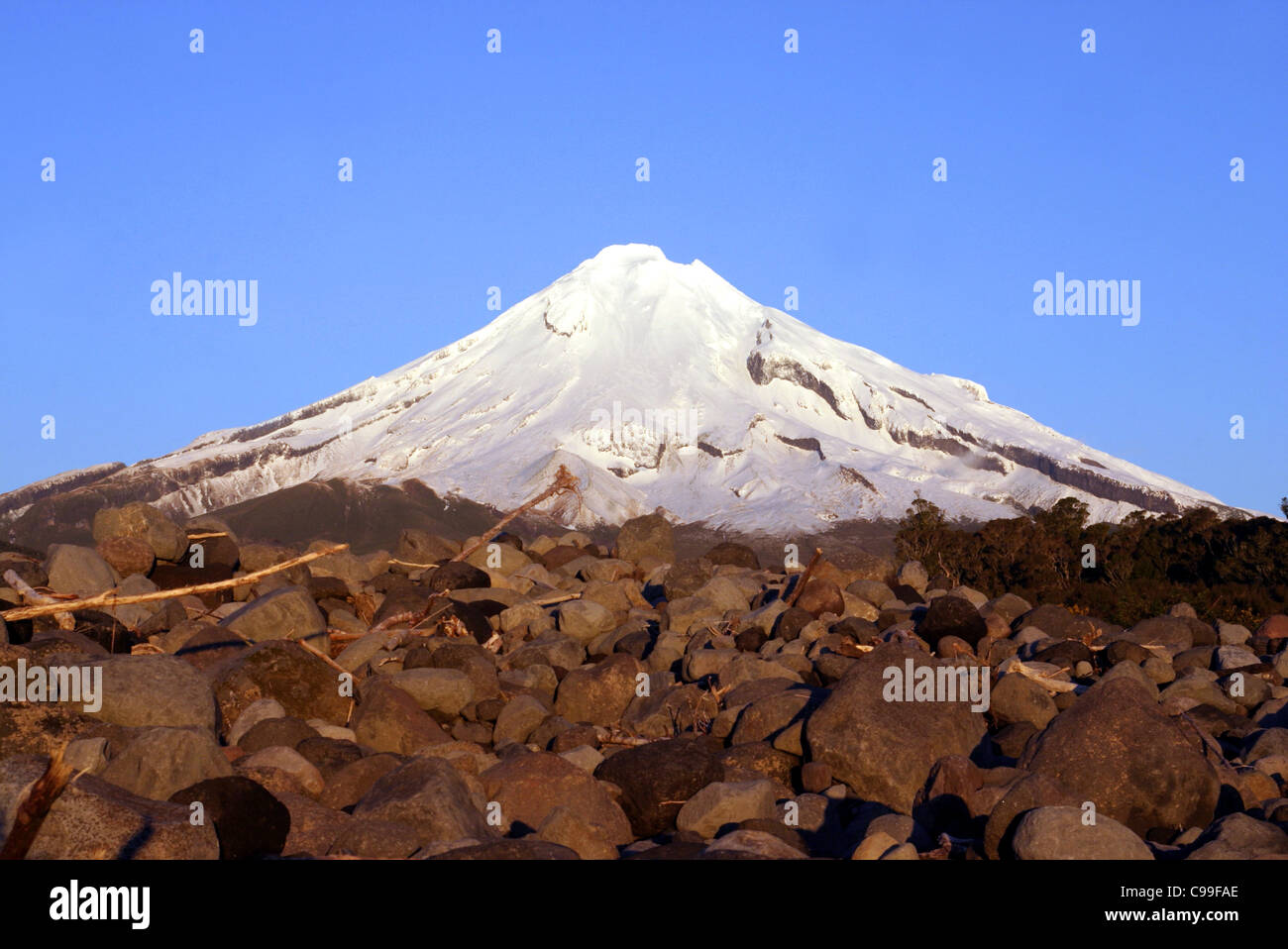 Pic couvert de neige. Le Mont Taranaki (Egmont), Taranaki, en Nouvelle ...