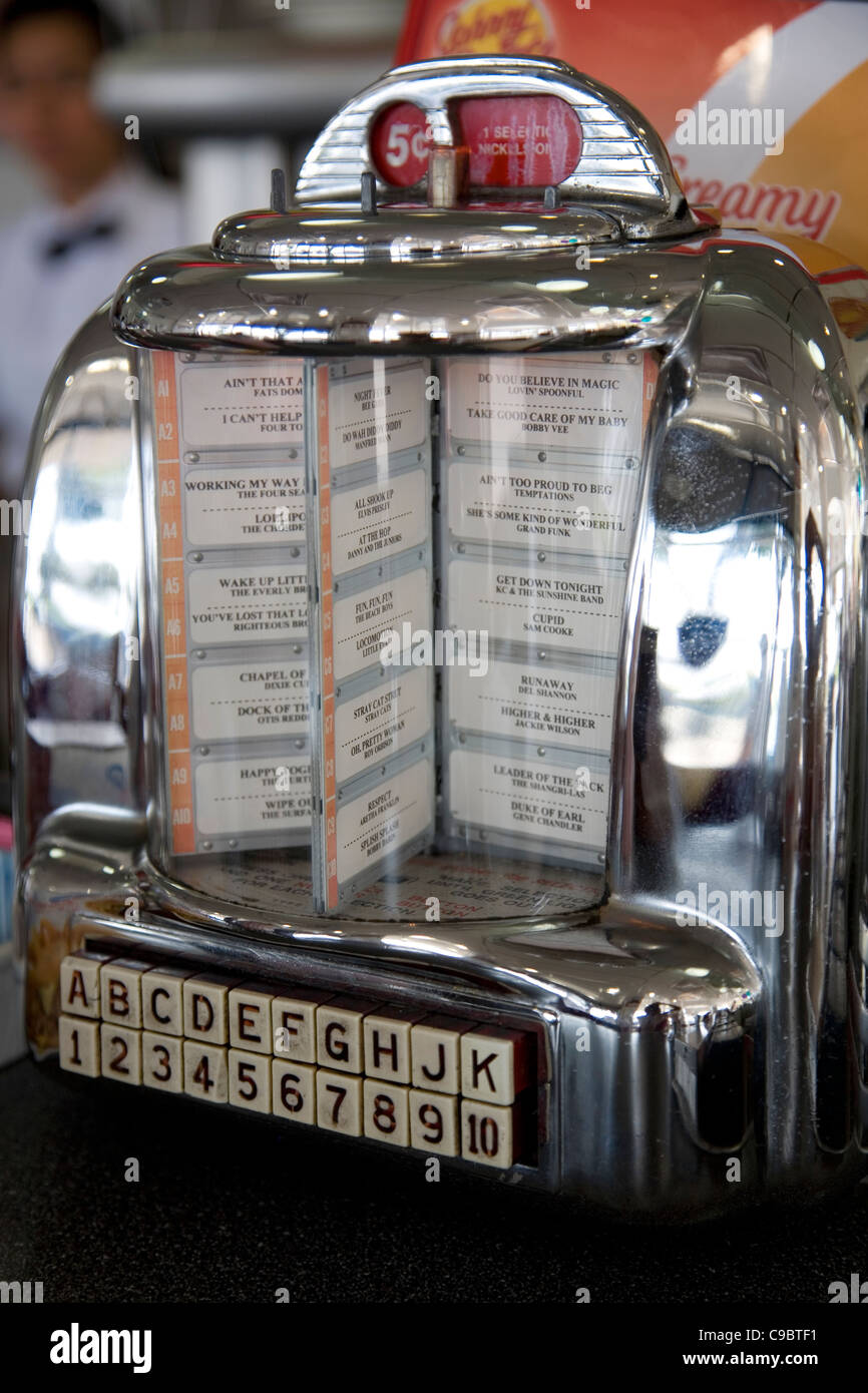 Vintage Jukebox à Johnny Rockets Diner dans Laguna Beach - CA Photo ...