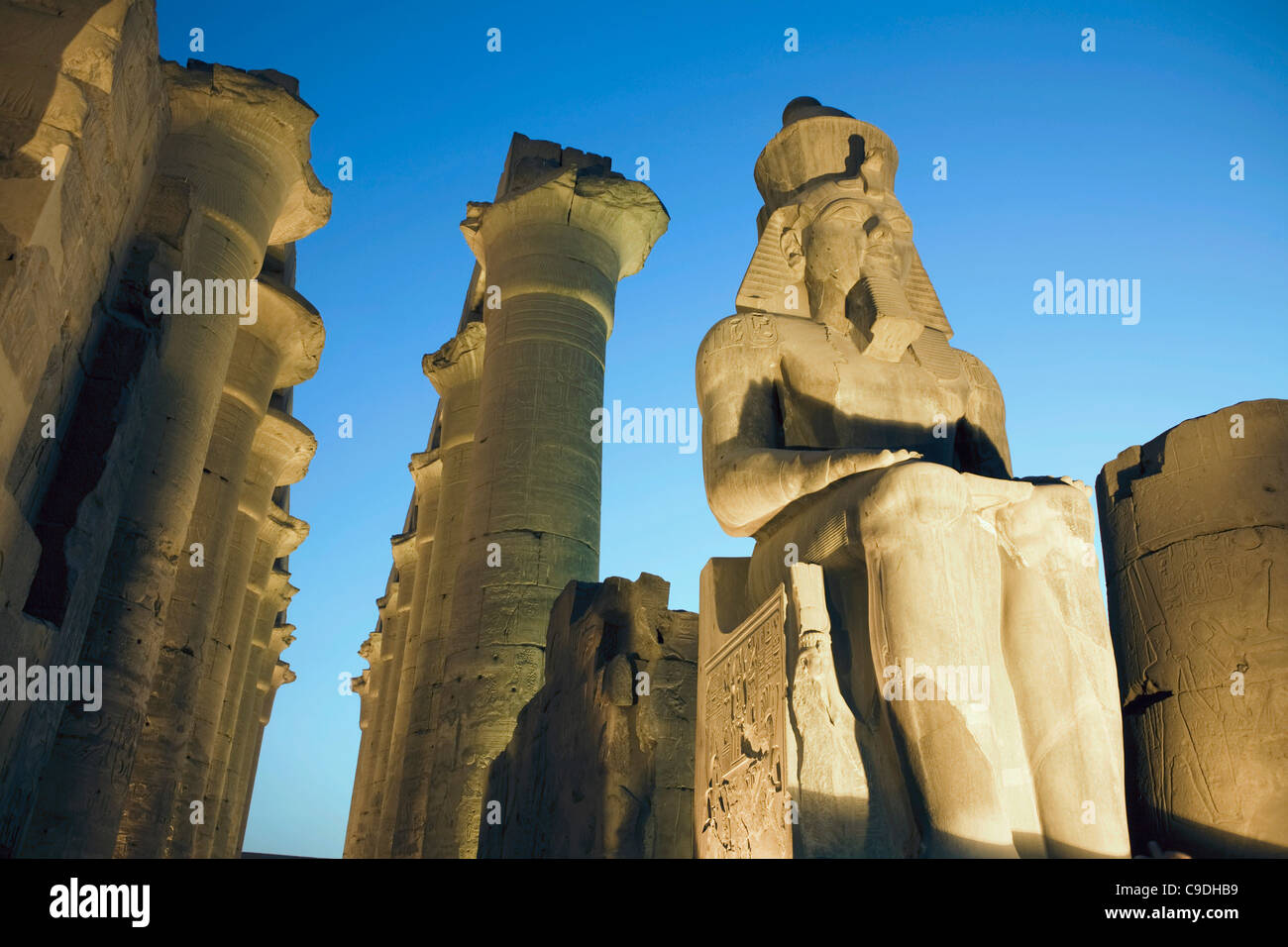 L'Egypte, Luxor, Luxor Temple, assis statue colossale de Ramsès II et ...