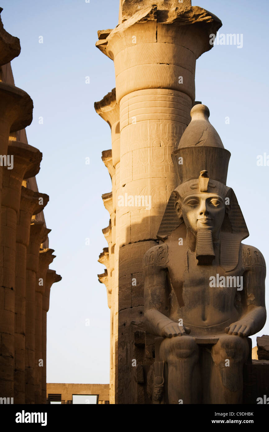 L'Egypte, Luxor, Luxor Temple, assis statue colossale de Ramsès II et ...