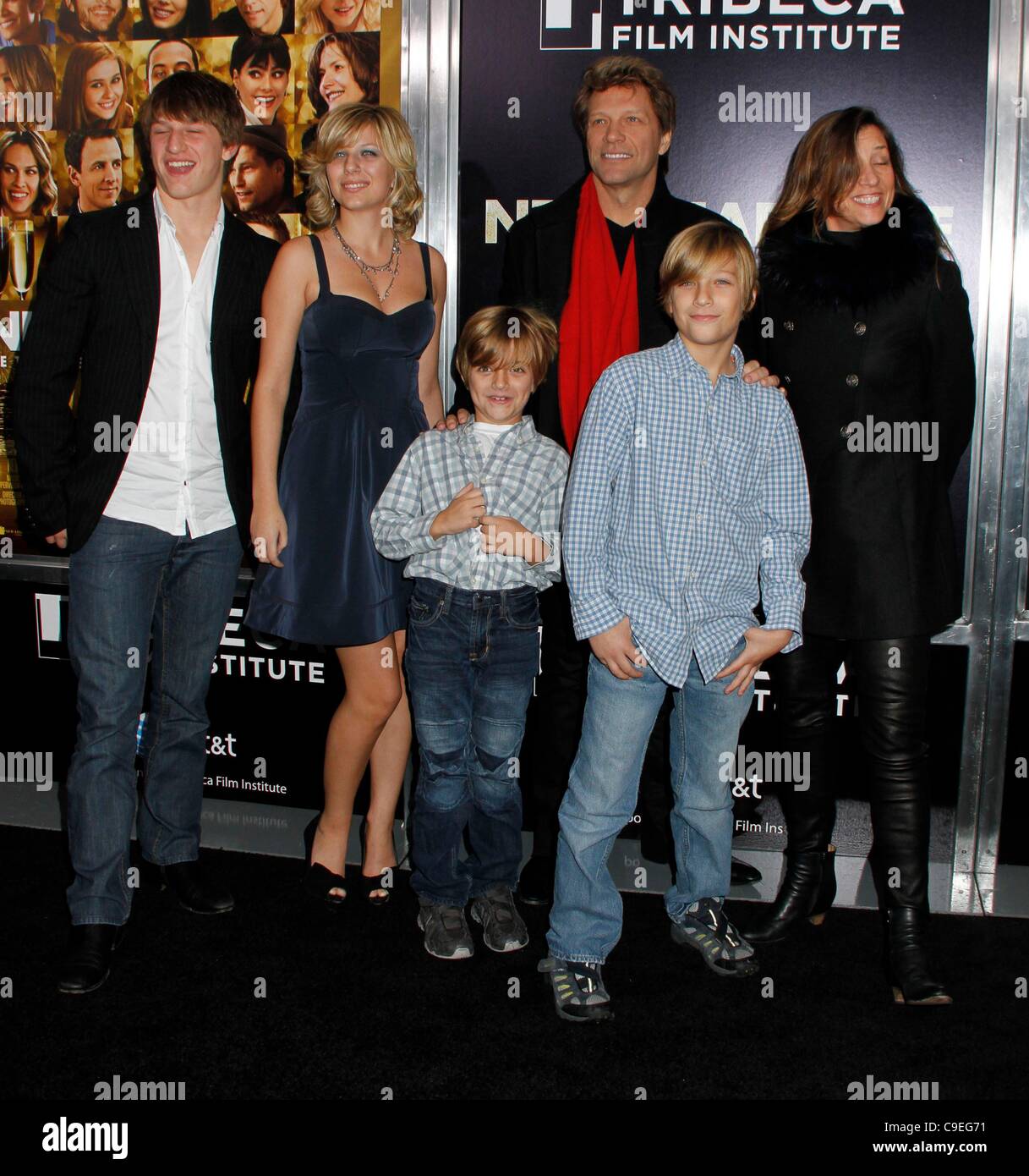 Jon Bon Jovi, épouse Dorothea, les enfants devant le hall des arrivées ...