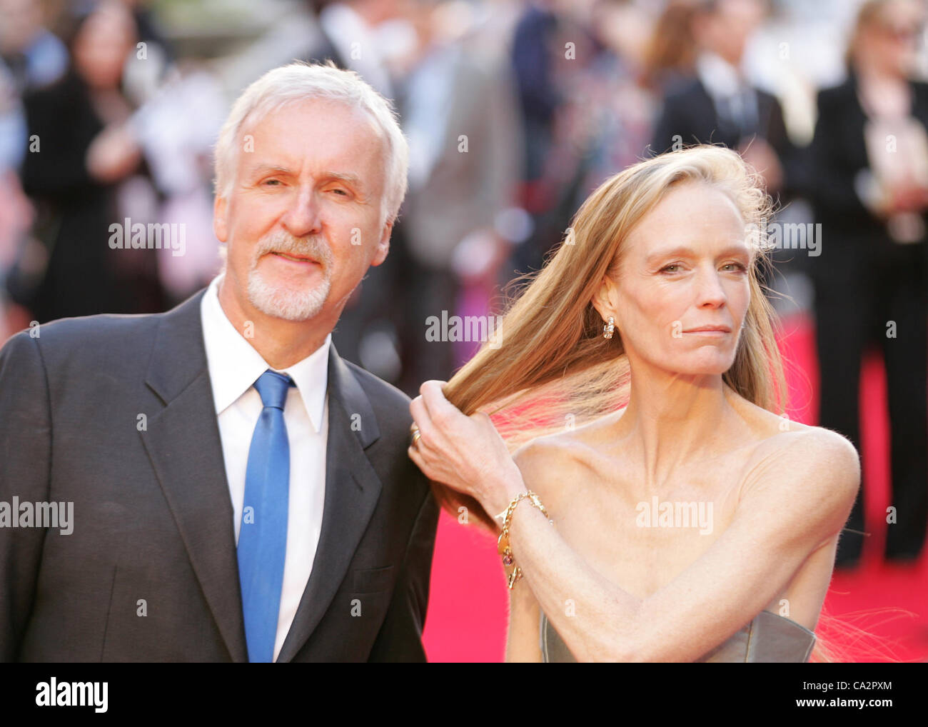 James Cameron & Suzy Amis Cameron assister à la Titanic 3D - Première ...