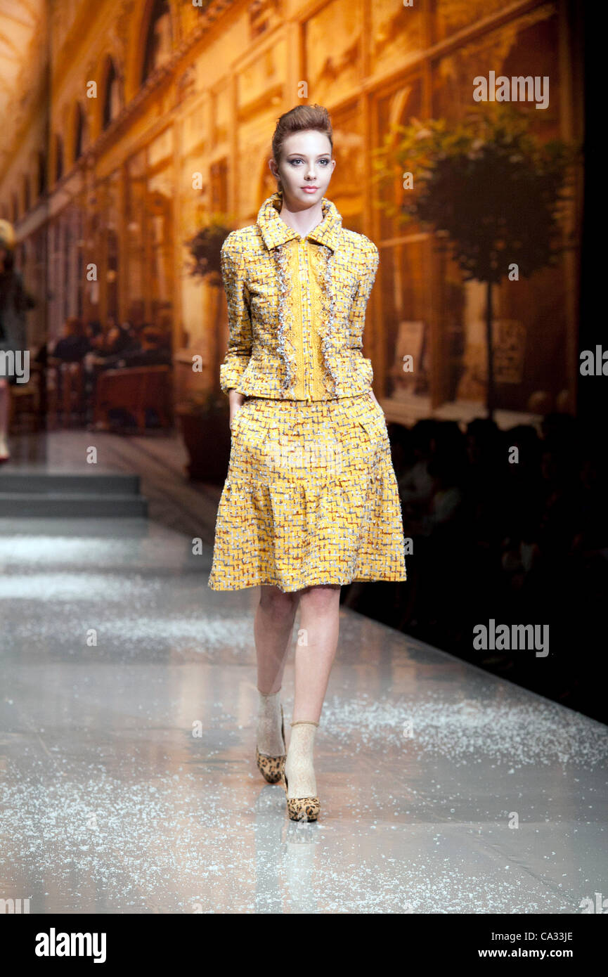 Le 29 mars 2012, Tokyo Japon - un modèle marche le long de la ...