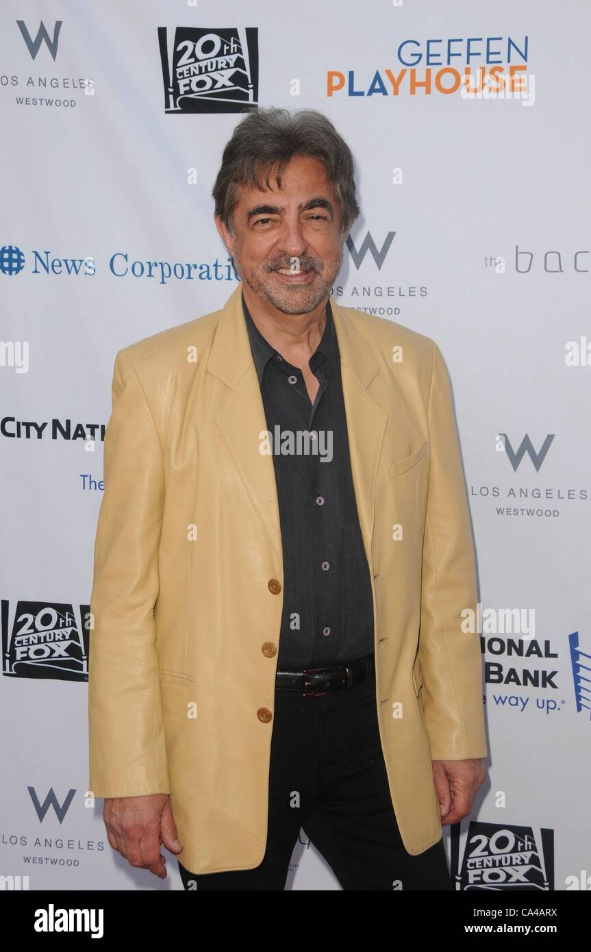 Joe Mantegna aux arrivées de coulisses à la levée de fonds, Geffen ...
