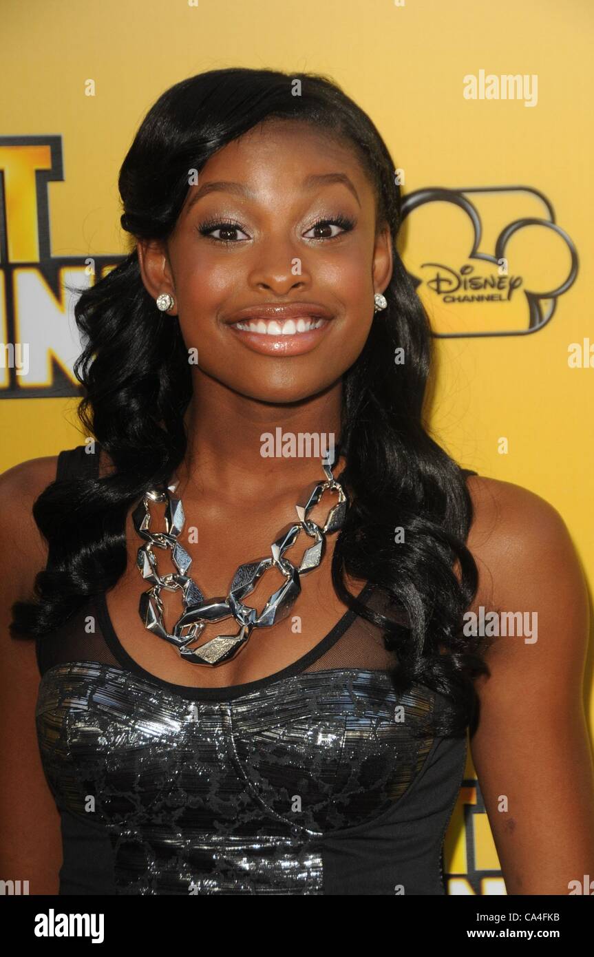 Coco jones arrivals let shine Banque de photographies et d’images à ...