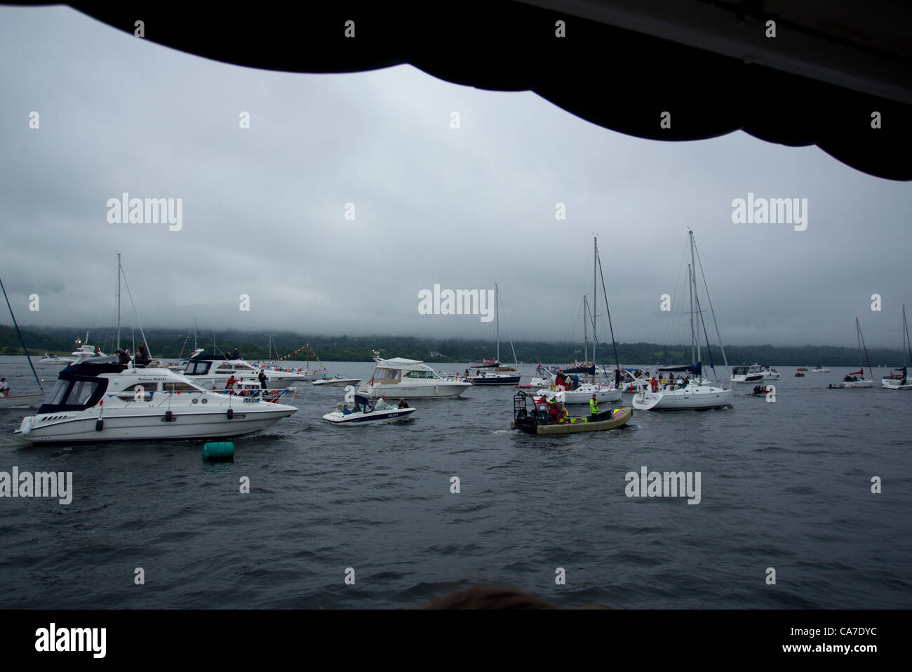 La flamme olympique traverse la flamme : Windermere sur Steam Boat il ...