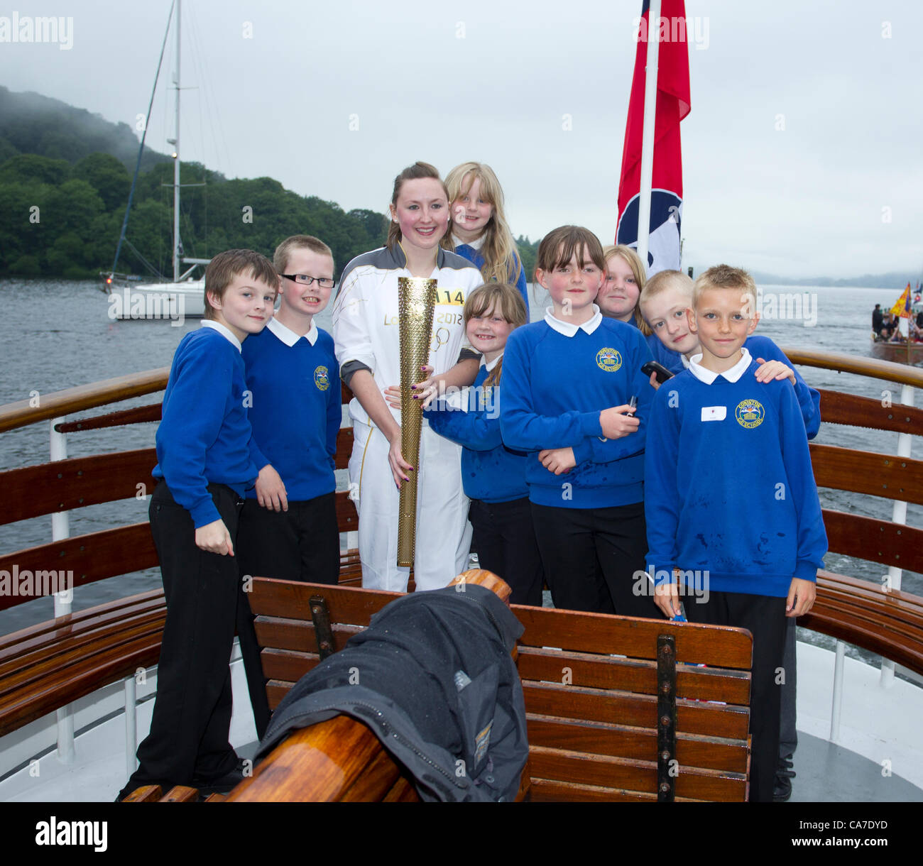 La flamme olympique traverse la flamme : Windermere sur Steam Boat il ...