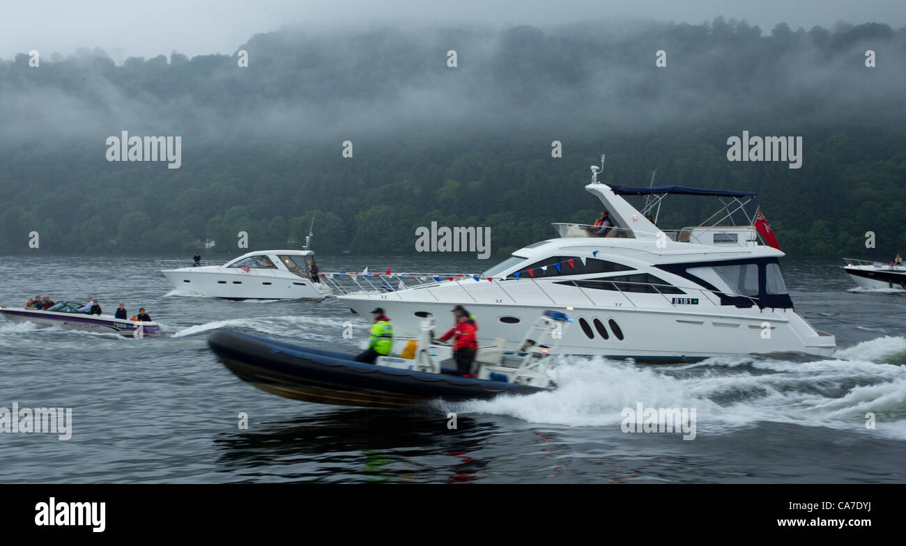 La flamme olympique traverse la flamme : Windermere sur Steam Boat il ...