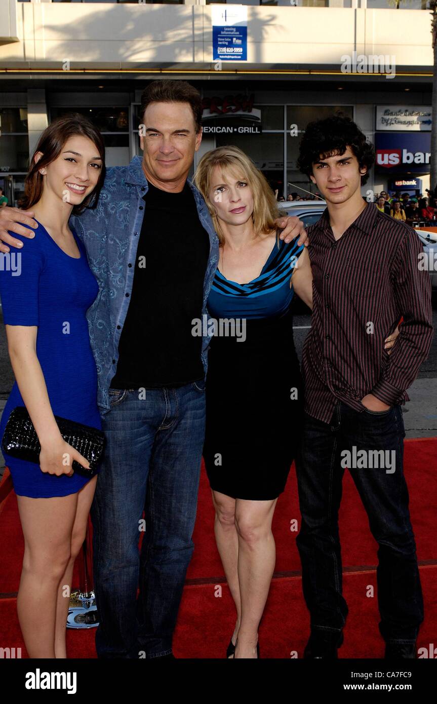 Patrick warburton shane warburton arrivals Banque de photographies et d ...
