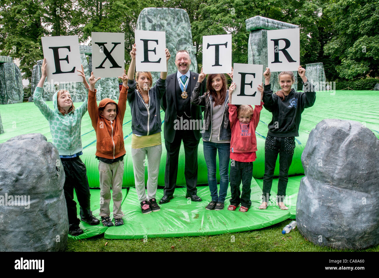 La Très Vénérable le maire d'Exeter Rob Newby se tient avec les enfants ...