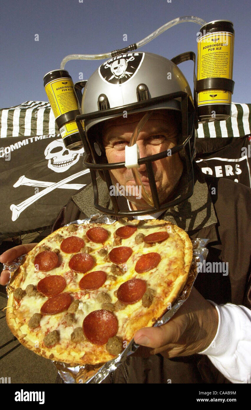DAVID RIKER, Emeryville, avec sa bière frinking Oakland Raider sur ...