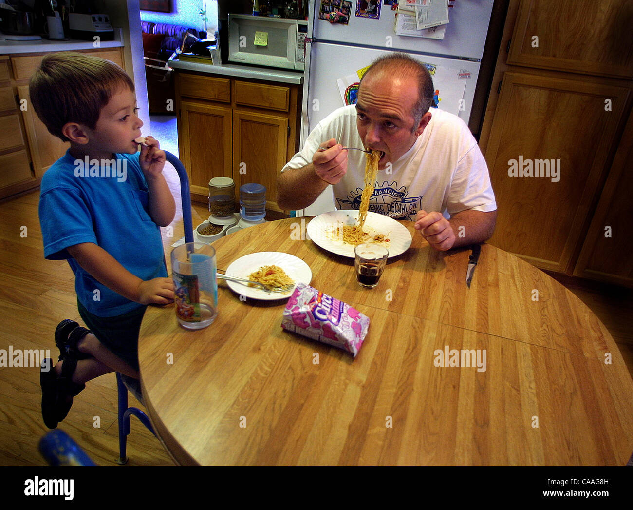 16 mai, 2003 ; Stockton, CA, USA ; Sara Tyree et son mari, Luis Morais ...