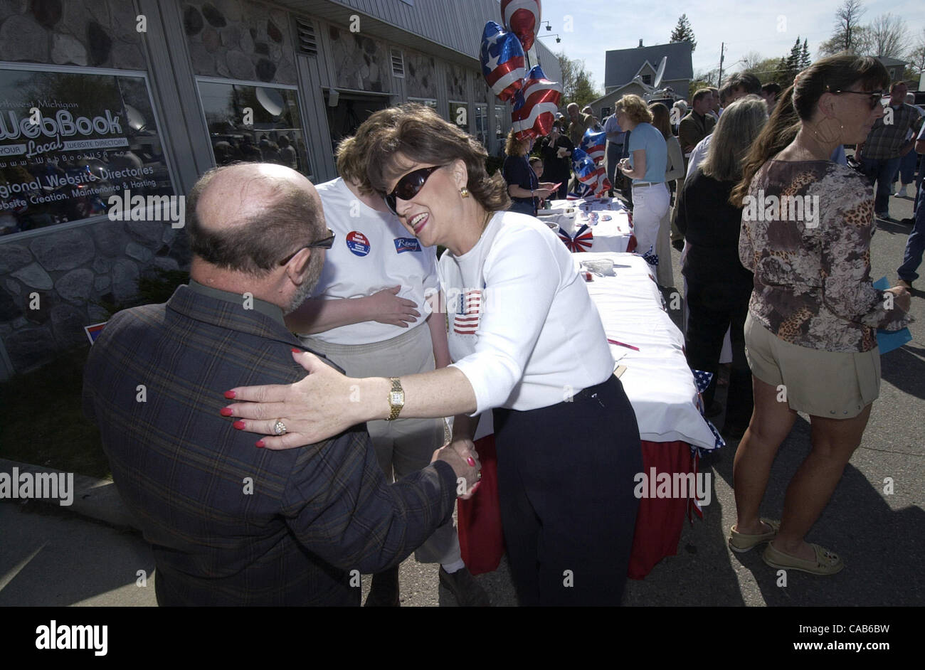 11 mai, 2004 ; Charlevoix, MI, USA ; presses PATSY RAMSEY palms tandis ...
