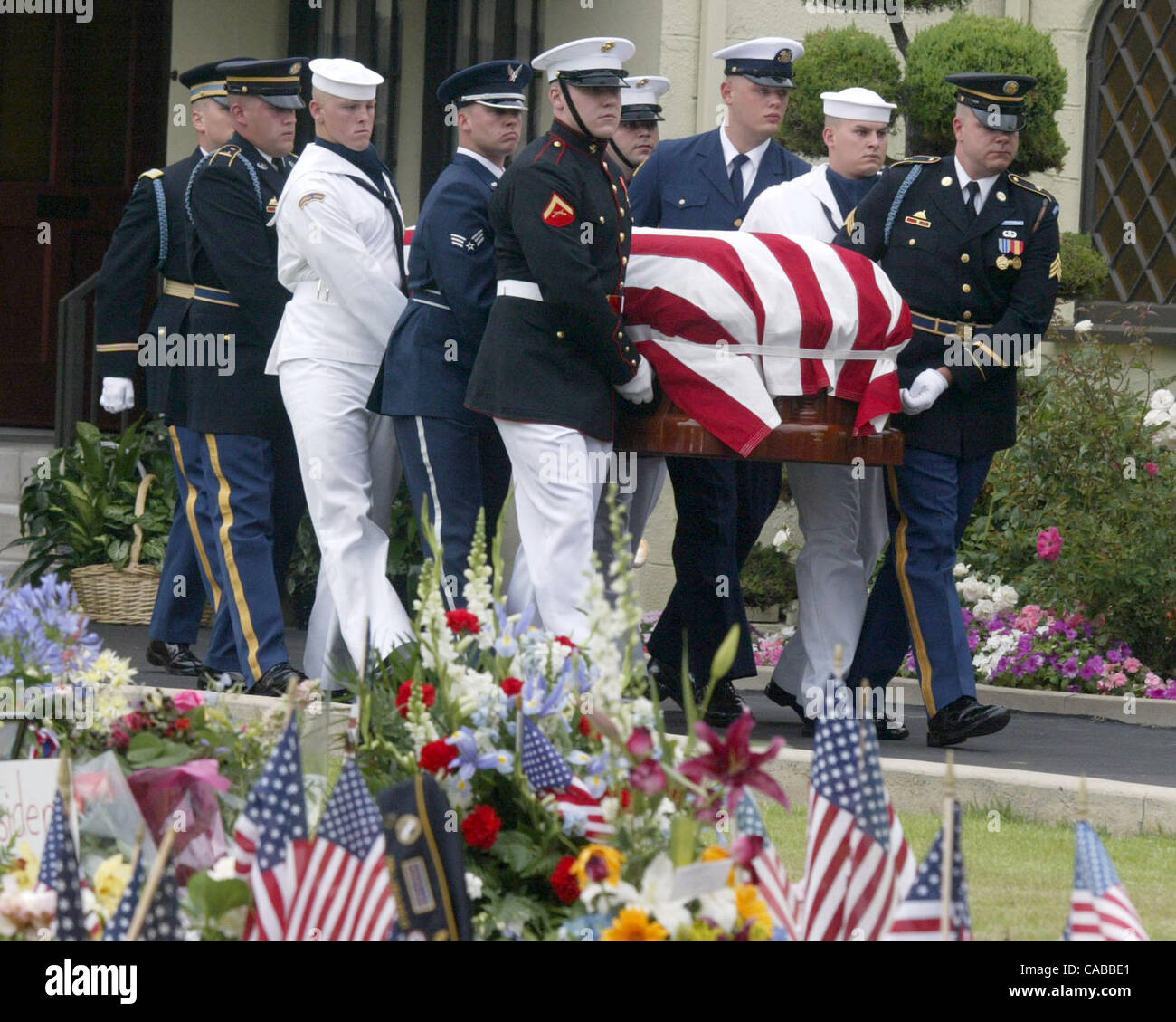 Juin 07, 2004 ; Los Angeles, CA, USA ; porteurs militaires portent le ...