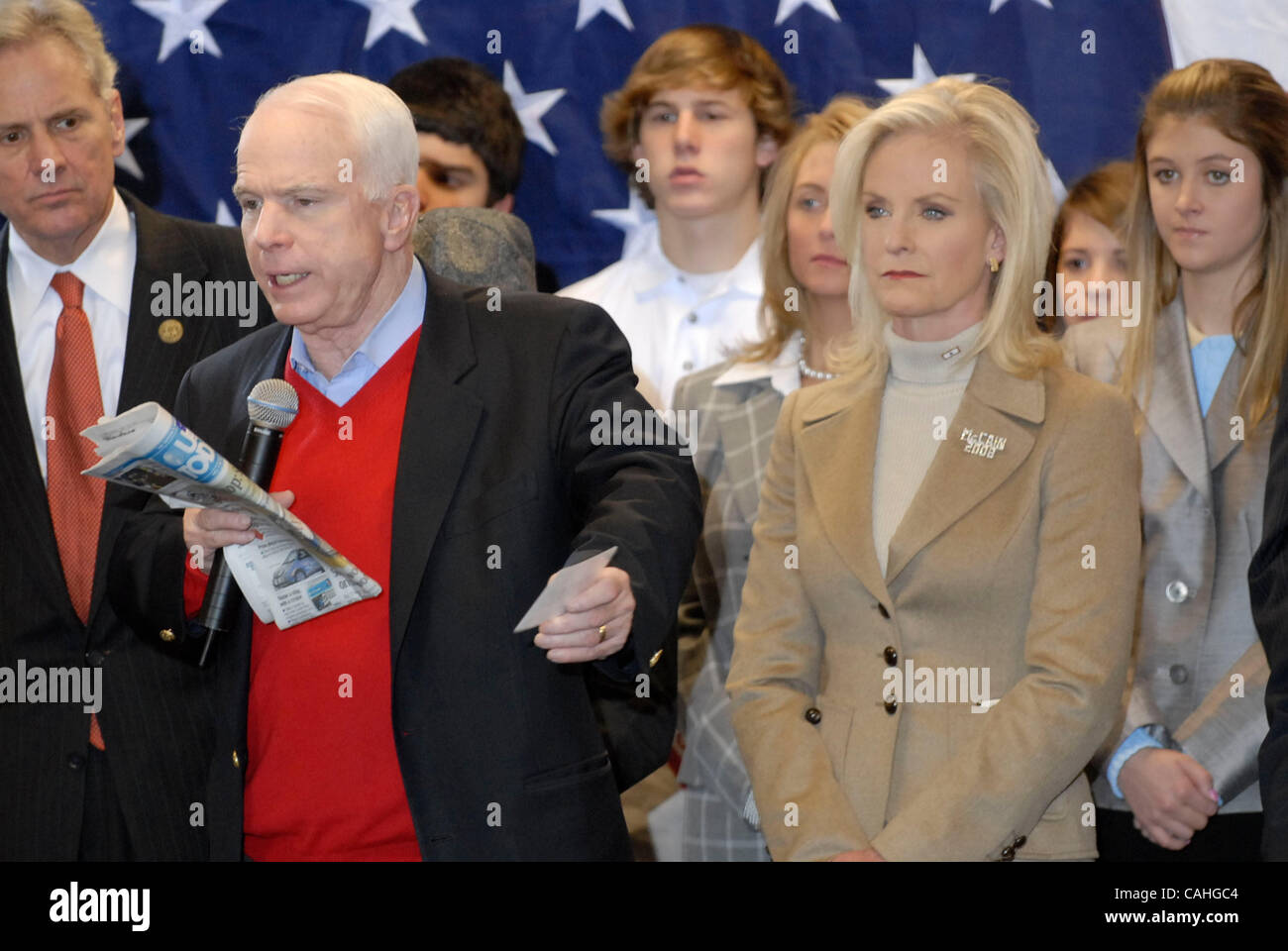 18 Janvier 2008 : Le Sénateur Phil Gramm est à l'écoute de John McCain ...