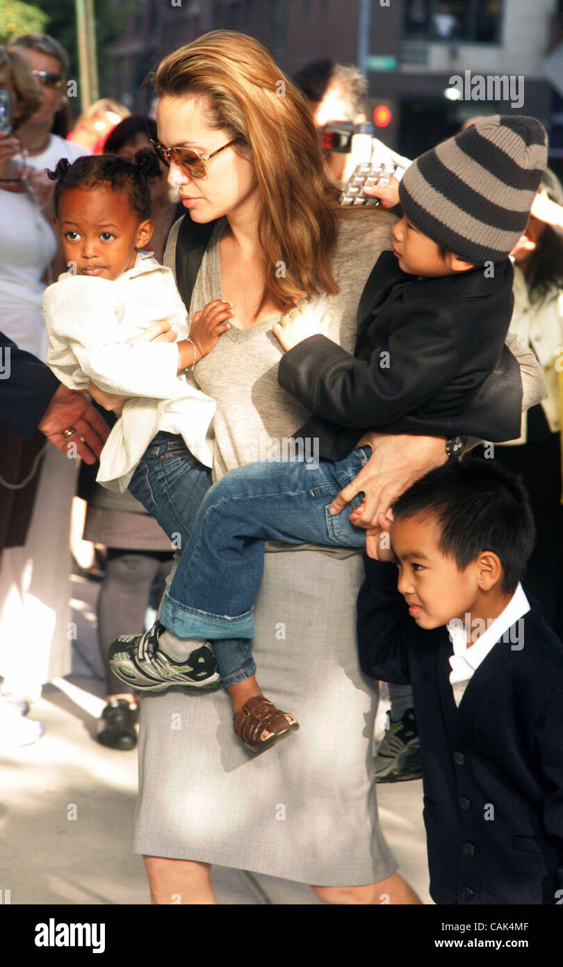Sep 20, 2007 - New York, NY, USA - Actrice ANGELINA JOLIE tient ses enfants ZAHARA jolie-pitt et ...