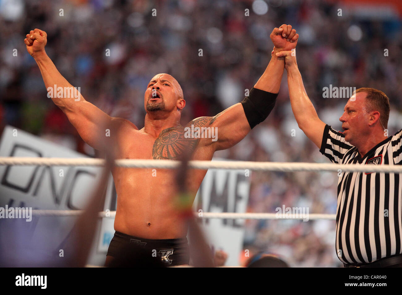 Dwayne 'The Rock' Johnson bat John Cena à Wrestlemania 28 Photo Stock ...