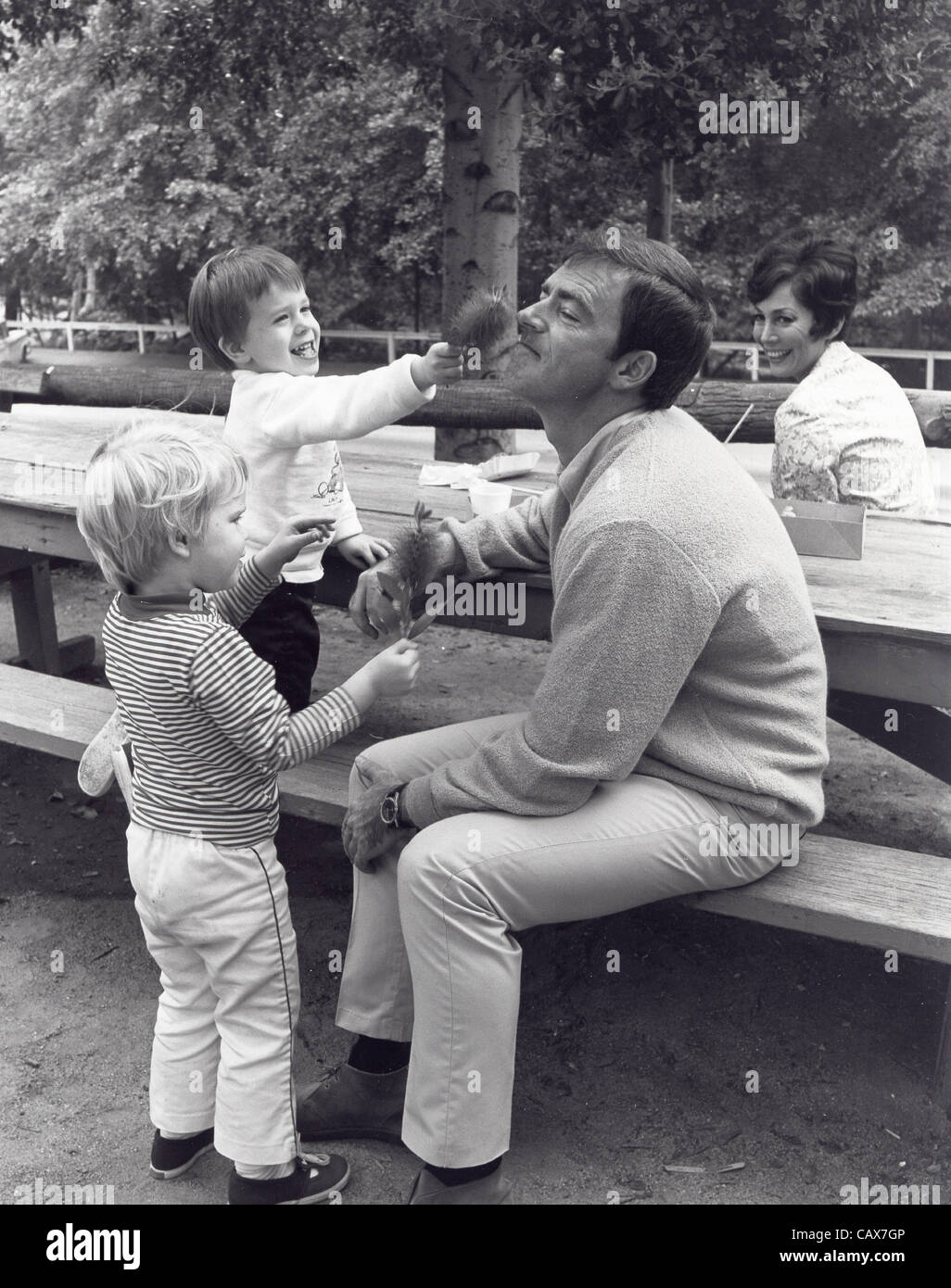 KEN BERRY avec son épouse Jackie Joseph fils John Kenneth et sa fille Jennifer Kate. 1968.(Image ...