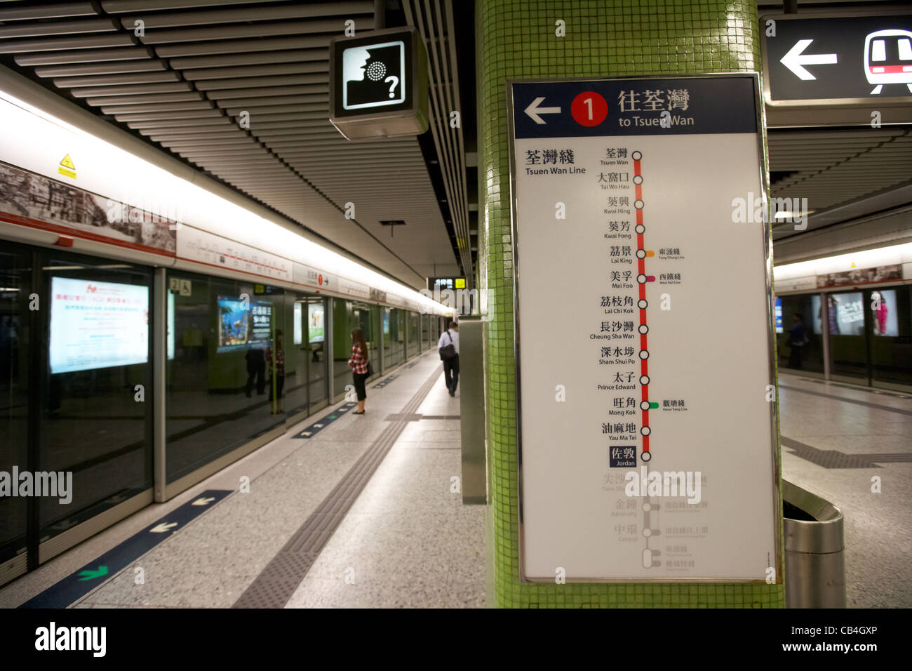 La station de métro MTR Tsuen Wan montrant la carte de ligne à jordan ...