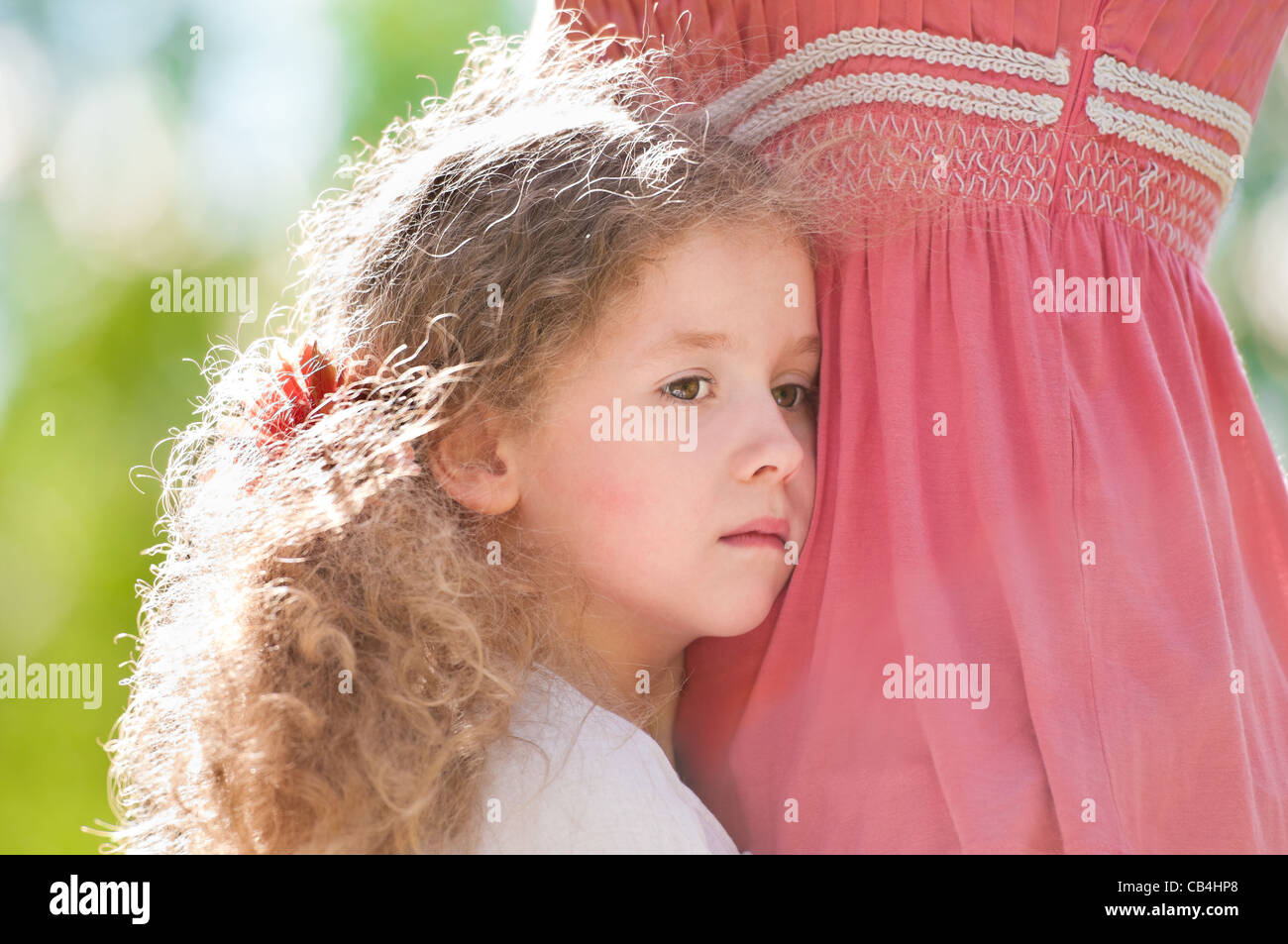 Belle petite fille triste et étreindre sa mère. Arrière-plan de la nature Photo Stock - Alamy
