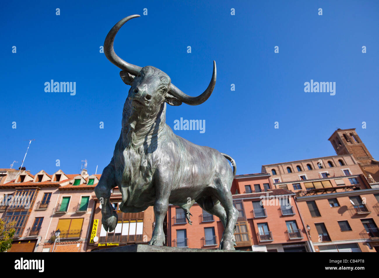 Monument statue en bronze de Toro de la Vega Tordesillas, Castilla y ...