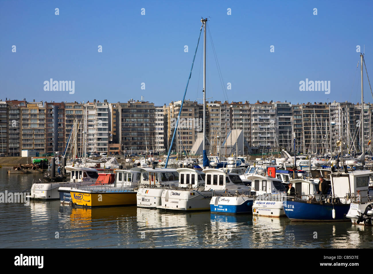 Bateaux dans le port de plaisance Banque de photographies et d’images à haute résolution - Alamy