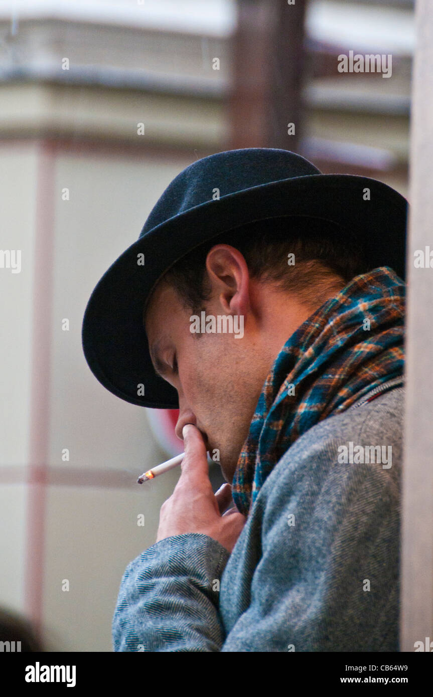 France smoking cigarette Banque de photographies et d’images à haute ...