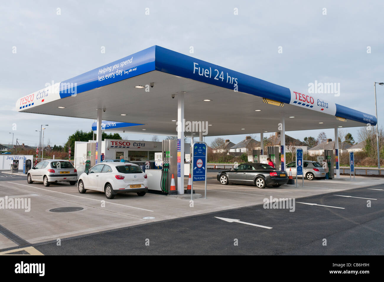 Tesco extra fuel station Banque de photographies et d’images à haute ...